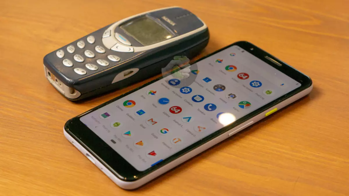 Google Pixel 3 Lite ба Nokia 3310