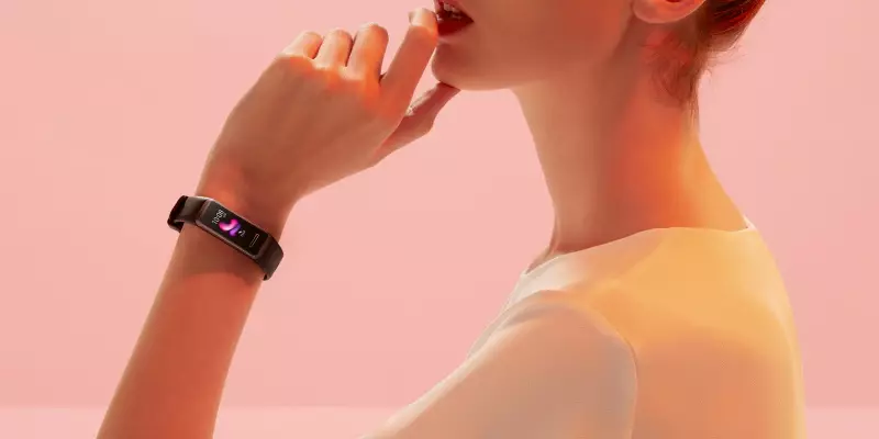 Ang Fitness Bracet Huawei Band 4 nagpakita sa Russia