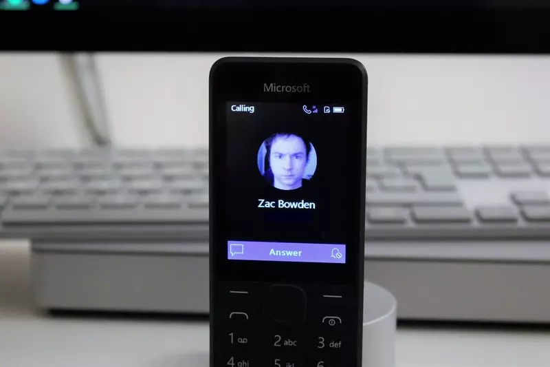 Meget mærkeligt apparat. Microsoft har oprettet en dialer med Windows 10-mobilinterface 26338_6