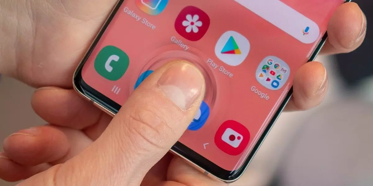 Ayusin ng Samsung ang problema ng Galaxy S10, na nagbibigay-daan sa iyo upang i-unlock ang isang smartphone sa anumang user