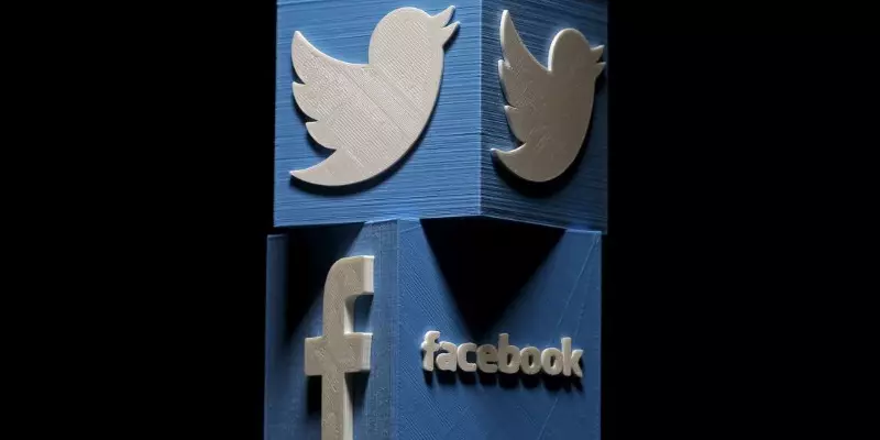 Twitter kaj Facebook.