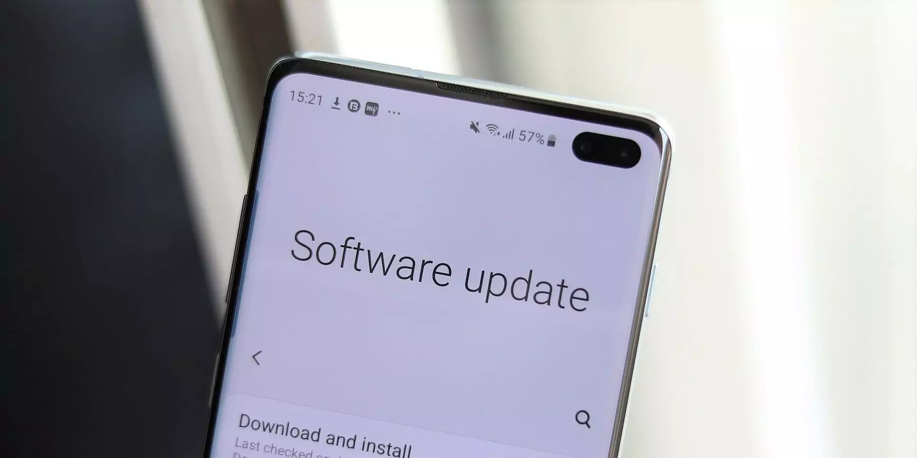 I-Smartphones Galaxy S10 iqalile ukufumana uhlaziyo ngomsebenzi ocothayo we-monce yekhamera yangaphambili