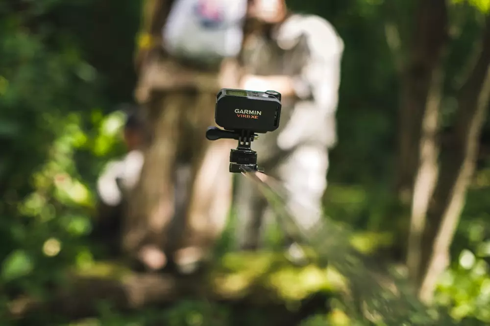 Funzione Garmin Virb XE nella possibilità di collegare sensori esterni a sovrapposizione della velocità, dell'altezza, della traiettoria, delle coordinate, delle frequenze del ritmo cardiaco e dei dati dell'intestazione dell'auto sul video