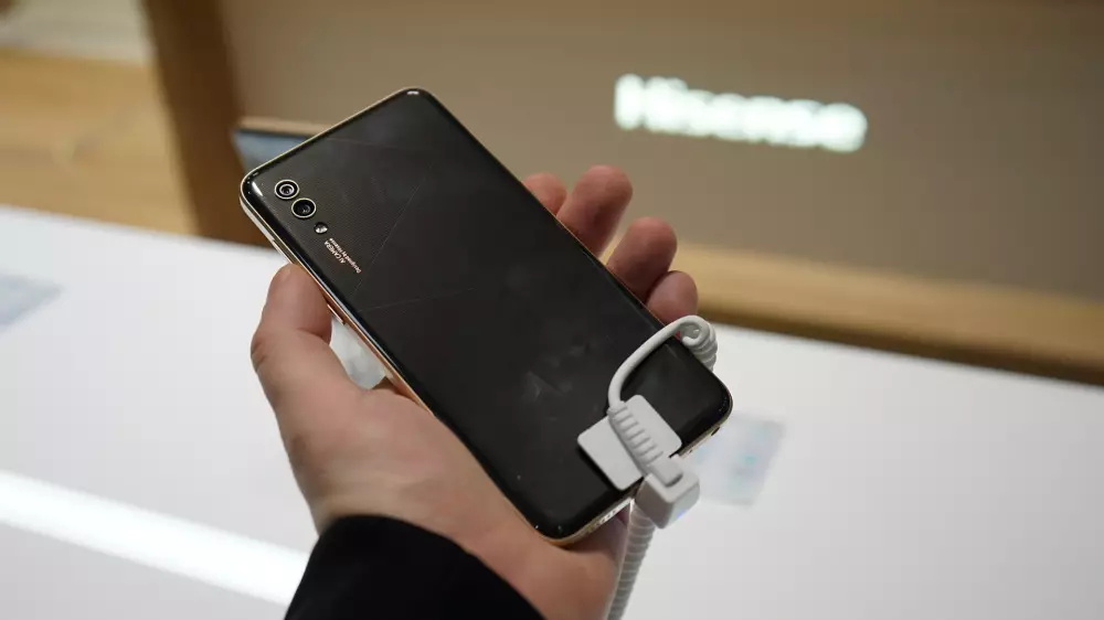 MWC 2019: смартфони від бренду Hisense 27781_24