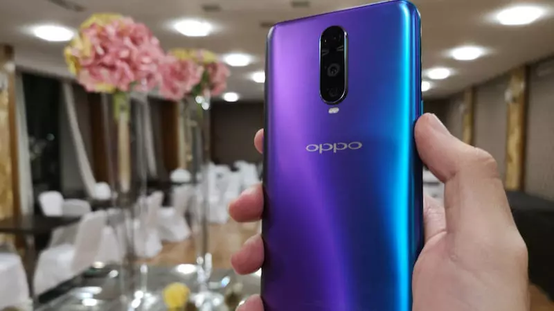 OPPO tuaj yeem yog qhov loj tshaj Samsung thiab Huawei tus neeg sib tw. Tab sis interfers nws tus kheej 27825_5