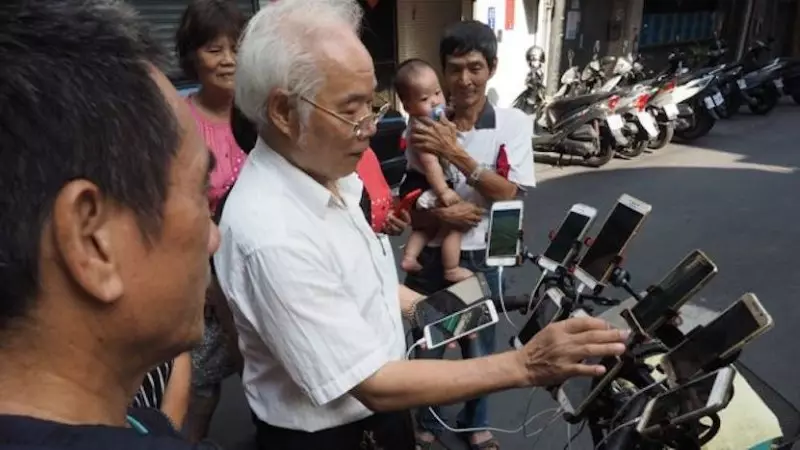 O pensionista monta uma bicicleta com uma dúzia de smartphones. Adivinha o porão