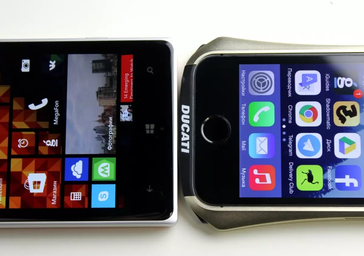 I-iPhone kunye ne-lumia