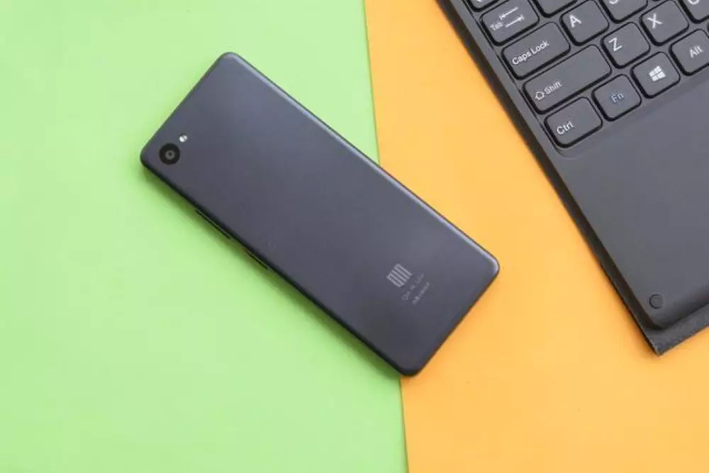 Xiaomi সামনের ক্যামেরা ছাড়া একটি সস্তা স্মার্টফোন মুক্তি 2904_2