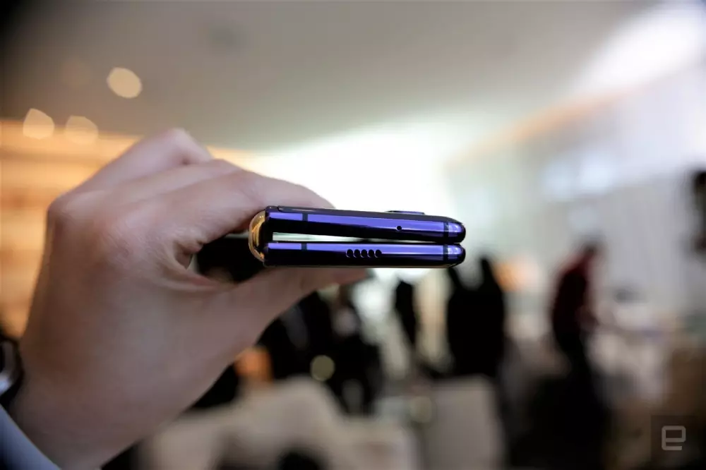 Primele recenzii ale Samsung Galaxy Fold: Ce vorbesc criticii despre acest miracol? 29072_21