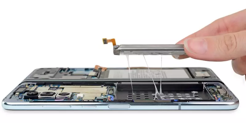 Galaxy Fold fell on the analysis to ifixit. Interesting details revealed 29348_11