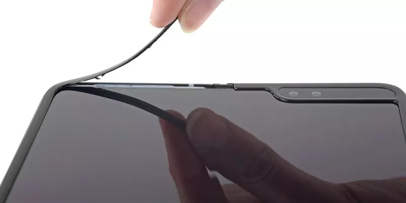 Galaxy Fold fell on the analysis to ifixit. Interesting details revealed 29348_16