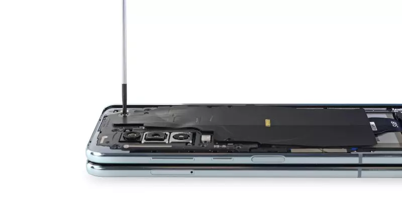 Galaxy Fold fell on the analysis to ifixit. Interesting details revealed 29348_7