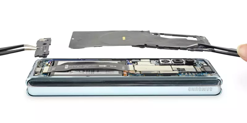 Galaxy Fold fell on the analysis to ifixit. Interesting details revealed 29348_8