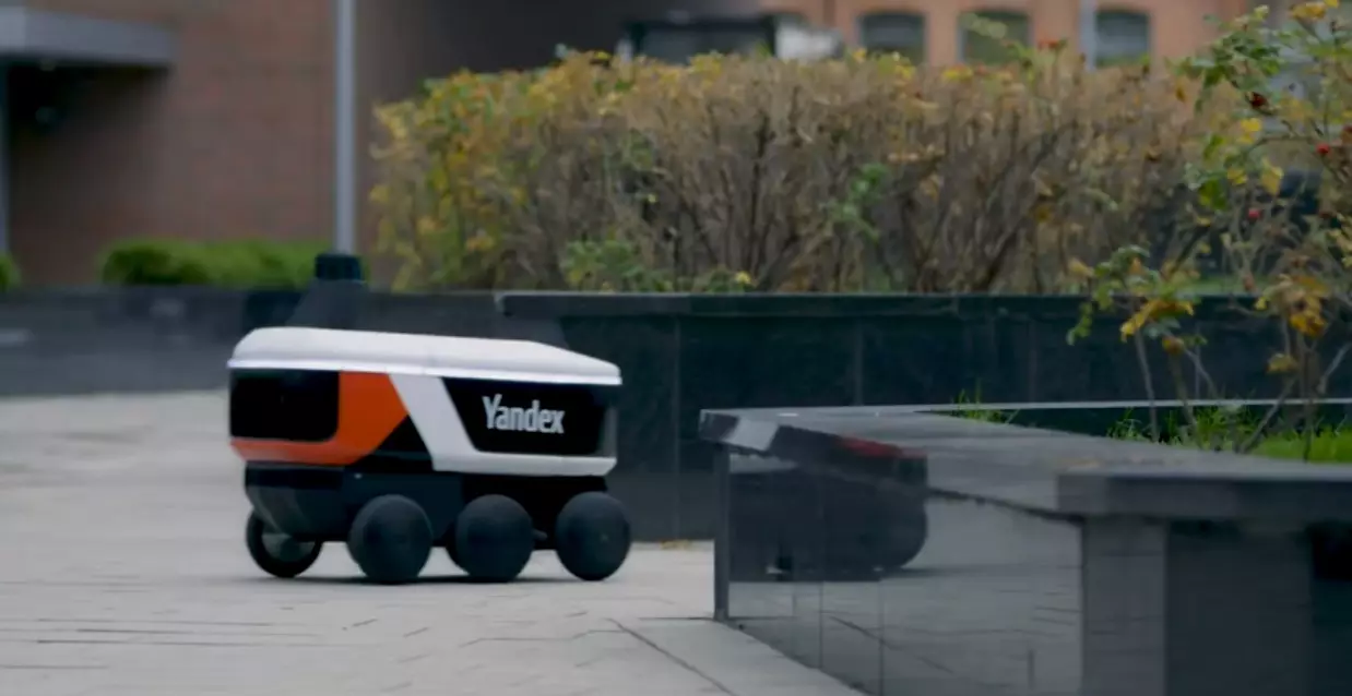 Gipakita ni Yandex ang robot sa usa ka tagdala