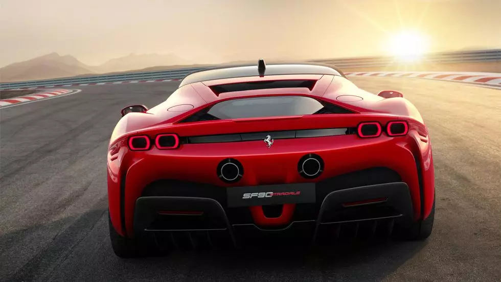 Ferrari a présenté son premier supercar hybride 30274_7