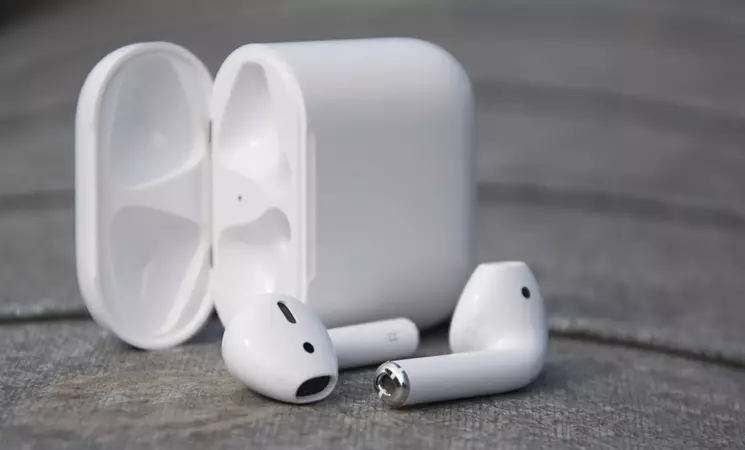 Ama-airpods amasha azoba ngamanzi, futhi icala labo lokushaja lizothola ukushaja okungenantambo