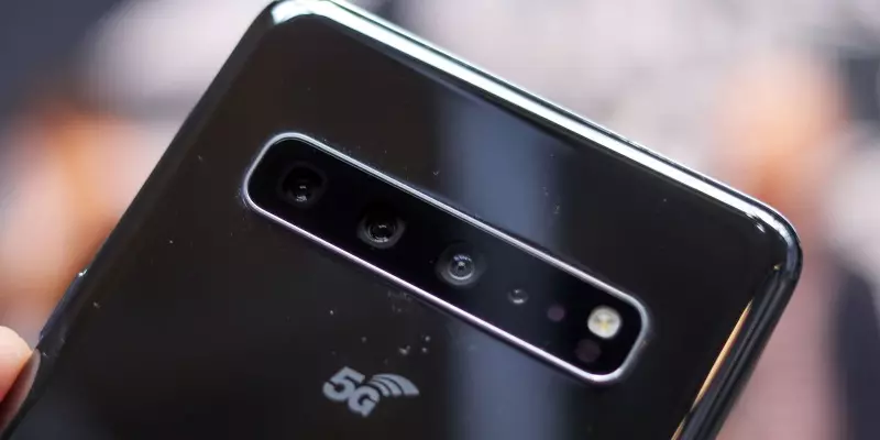 最初の5Gスマートフォンが発売されました。どうやって感覚？