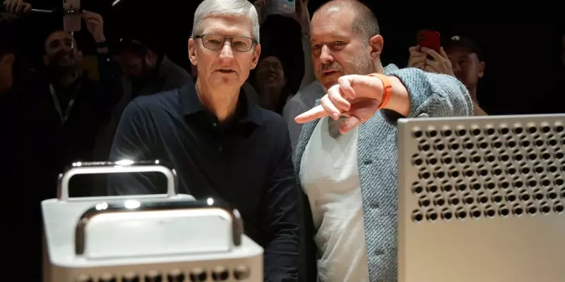 Tim Cook e Joni Que