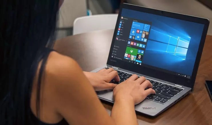 Come proibire Windows 10 di installare gli aggiornamenti dei creatori o ritornare indietro