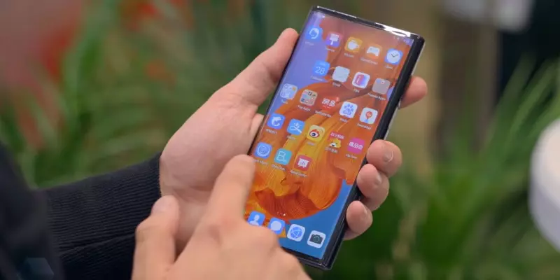 மடிப்பு ஸ்மார்ட்போன் Huawei Mate X விற்பனைக்கு தோன்றியது. உடனடியாக ஒரு வெற்றி பெற்றது