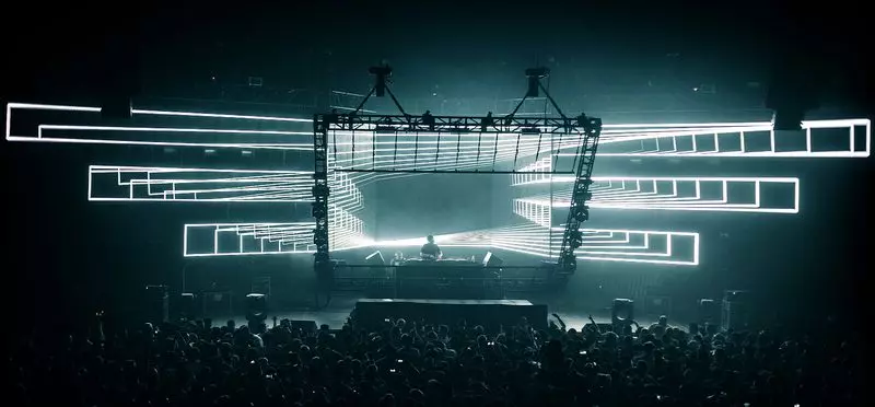 Eric Prydz will play a DJ set inside a huge holographic ball 31548_3