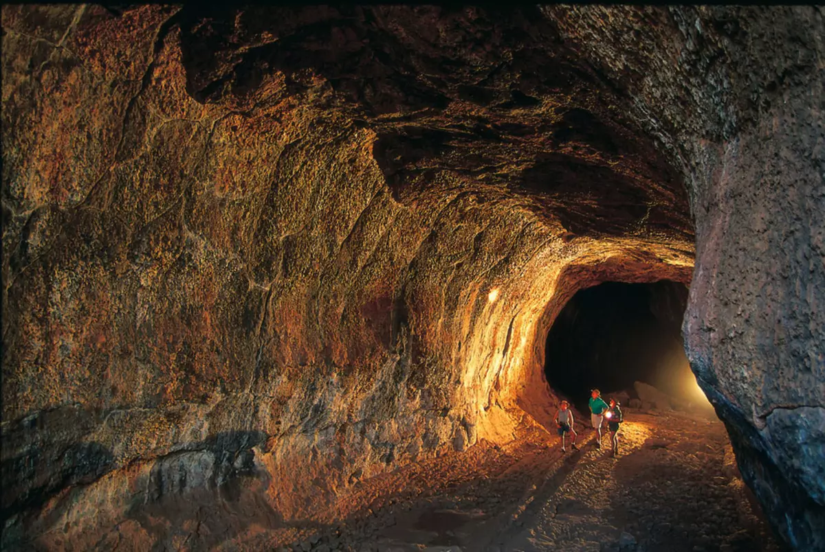 Life underground: as lava tubes can help in the colonization of the moon 32251_4