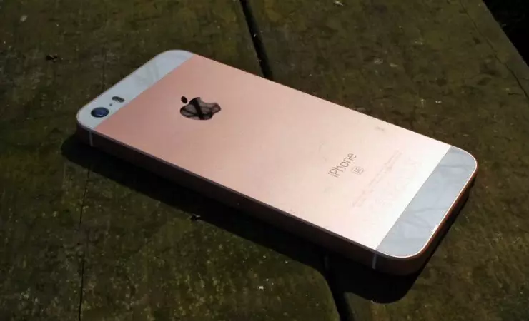 Цената на iPhone SE 16 GB компоненти не надвишава $ 160