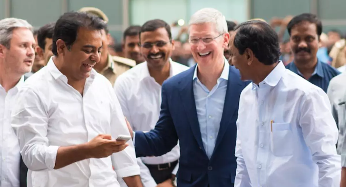 Tim Cook smiles. Så Apple Store i India å være