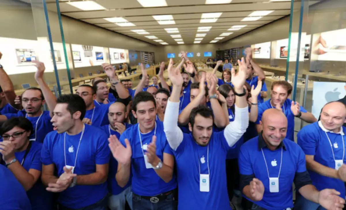 Անկեղծ. Apple Store- ի նախկին աշխատակիցը խոսեց ամենահարուստ ընկերությունում աշխատանքի սարսափների մասին