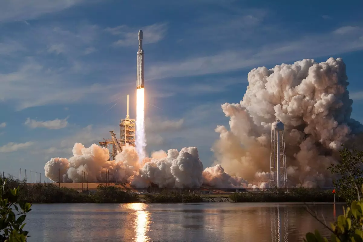 Amafoto yo ku Falcon Heavy