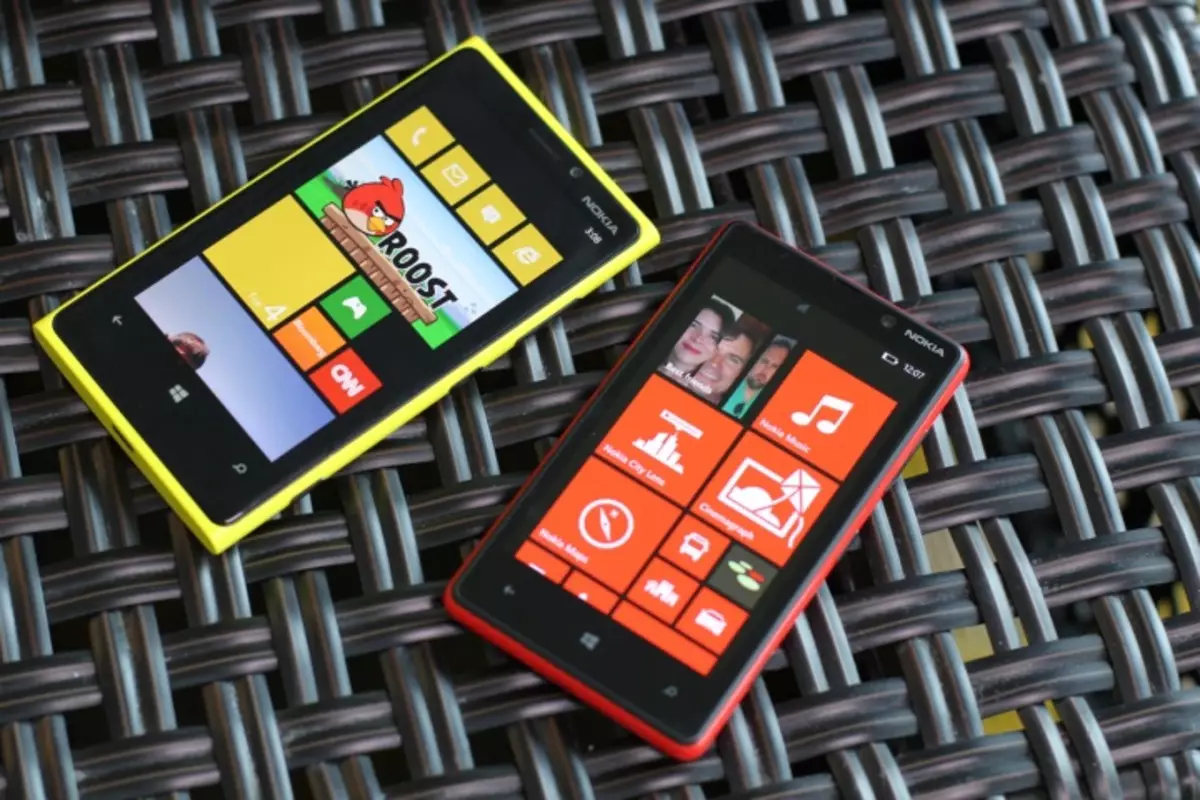 Навсозӣ Лумия Амбер барои Nokia Lumia 820 ва Lumia 920