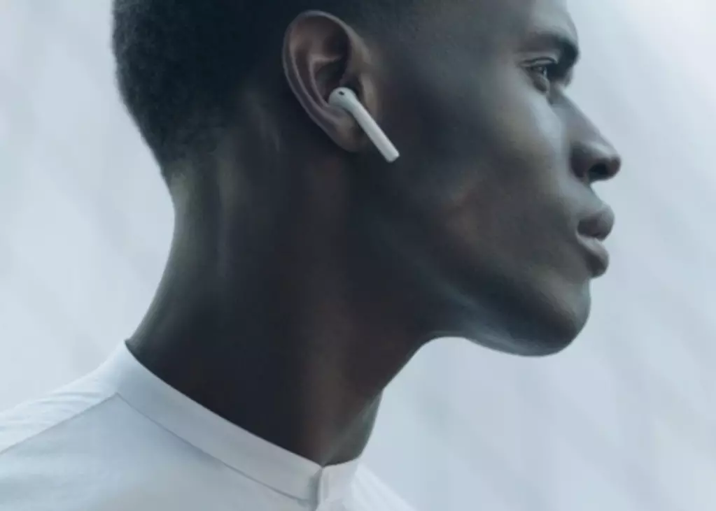 Ama-apple airpods.