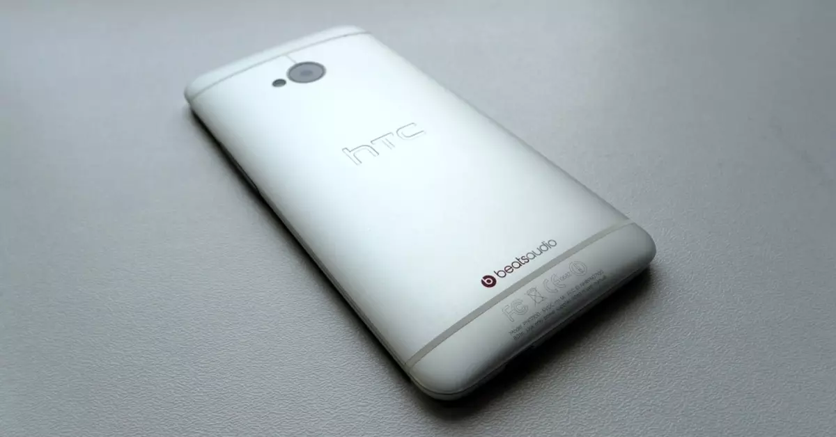 HTC One.