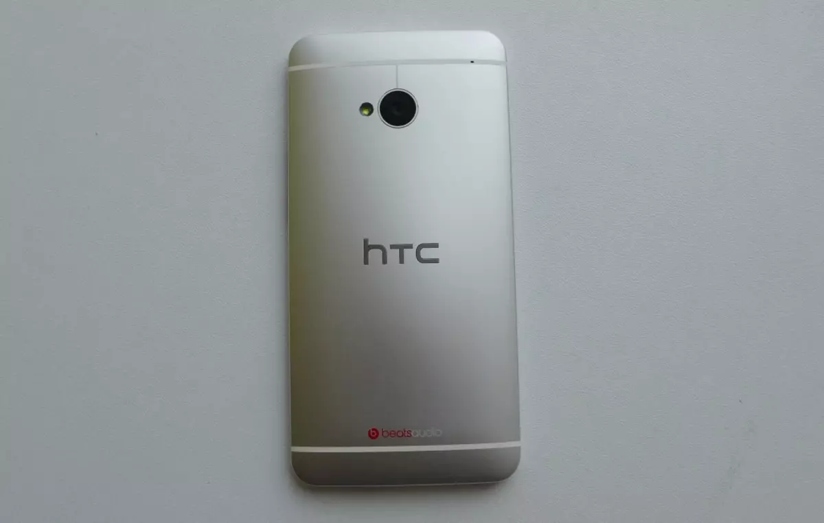 HTC One.