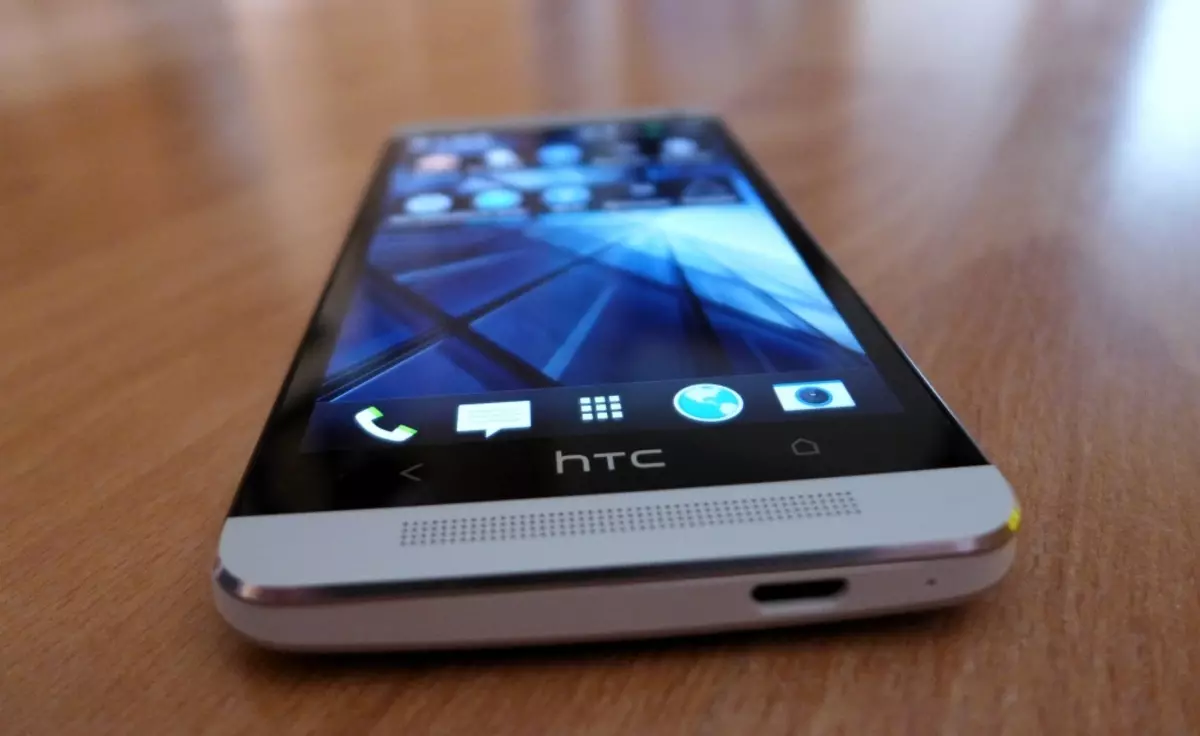 HTC One.