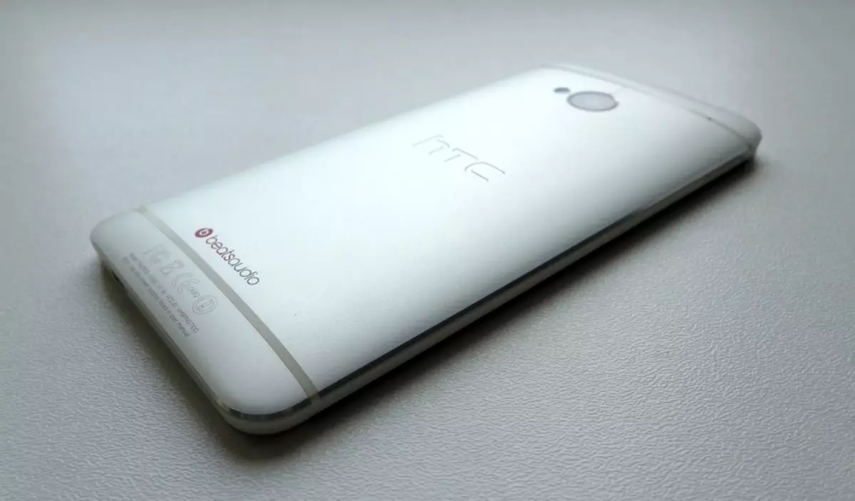 HTC One.