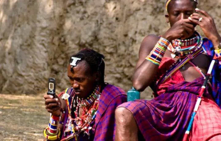 Afrikaliklar telefonlar bilan