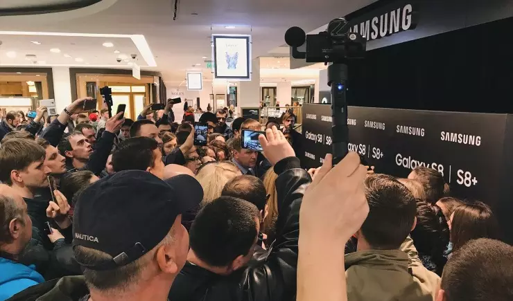 Le début des ventes de Galaxy S8 et S8 + en Russie. Comment c'était