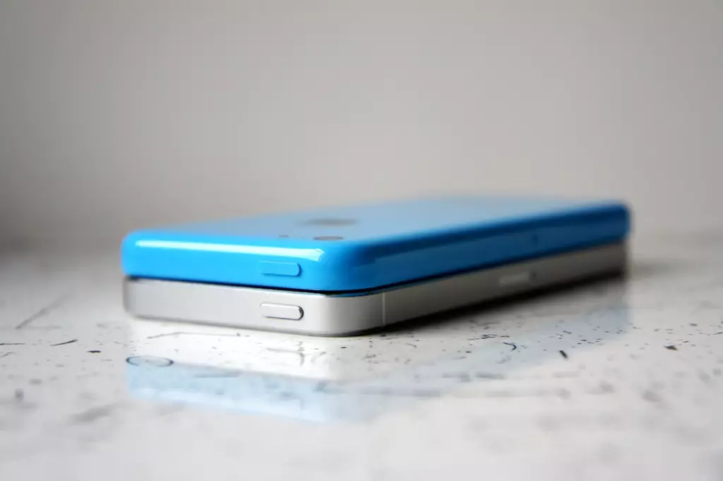 Đánh giá iPhone 5c màu xanh trên iGuides.com