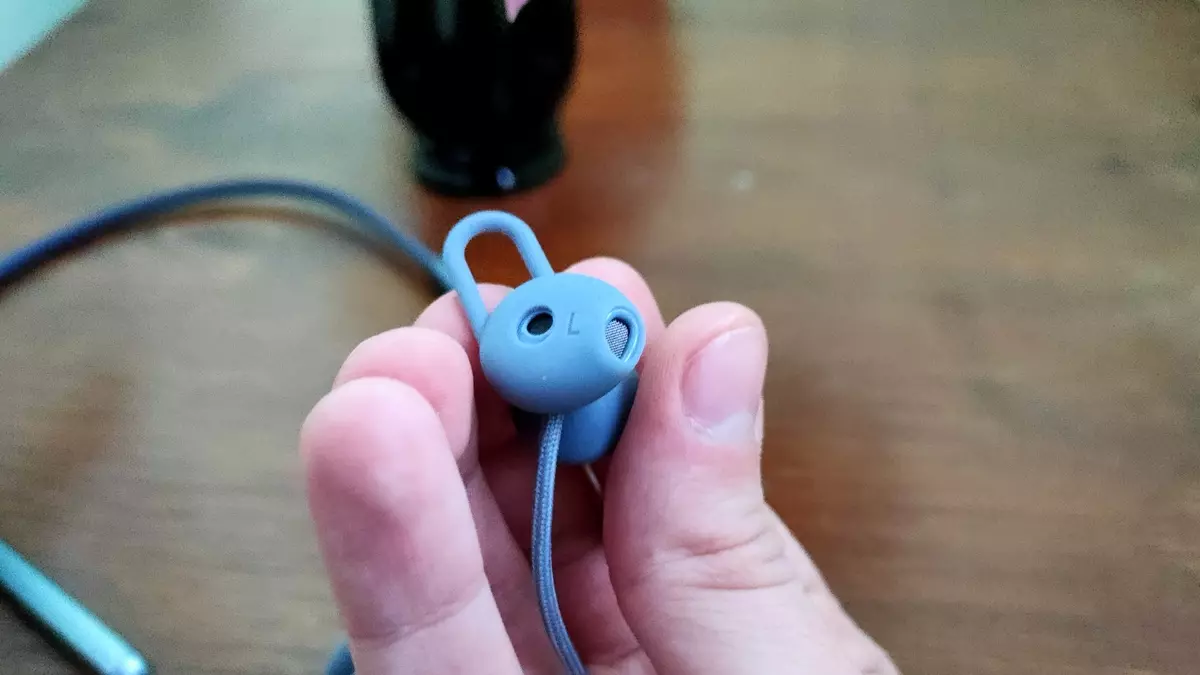 Ohorezko Kirol Kirol Headphone ikuspegi orokorra: kargatu smartphone-tik eta ez izan beldurrik galtzeko 3989_3