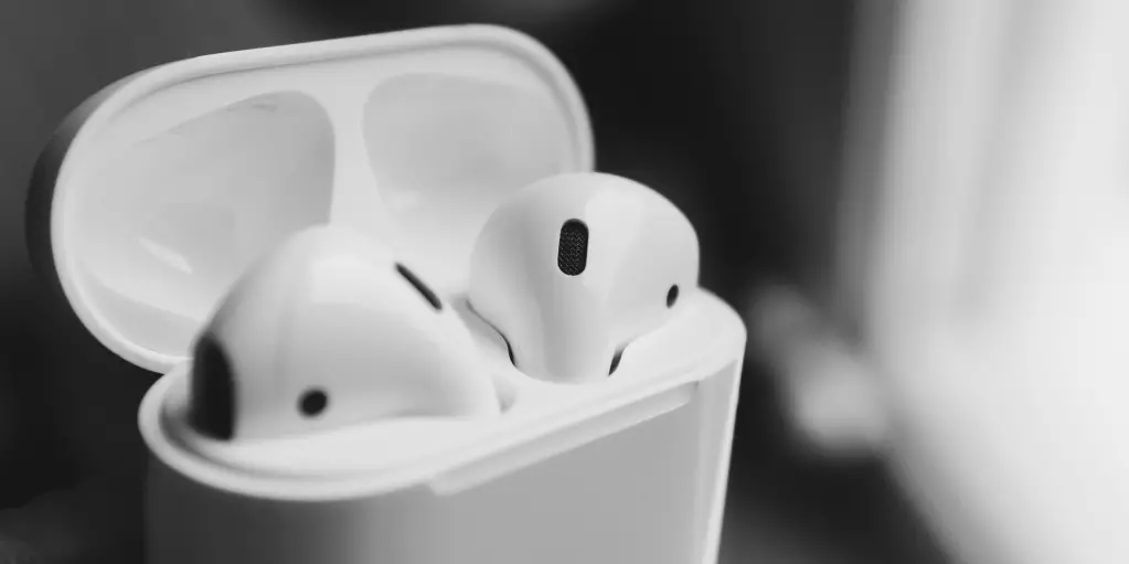 AIRPODS.