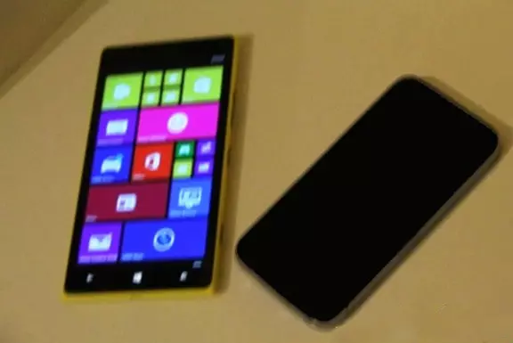 ទូរស័ព្ទ Lumia 930 ។