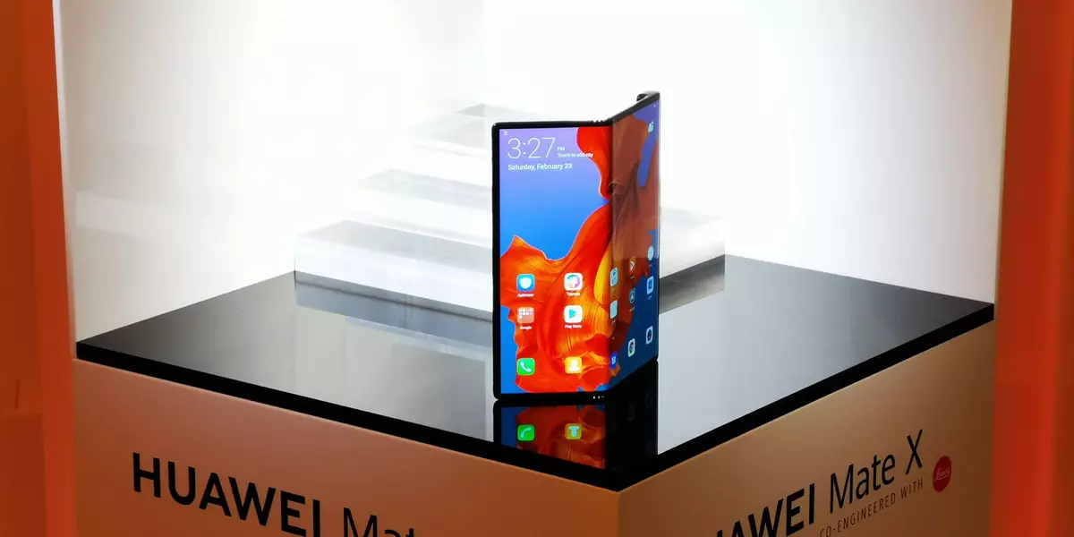Điện thoại thông minh có màn hình gấp Huawei Mate X hiển thị từ tất cả các phía sau khi thiết kế lại