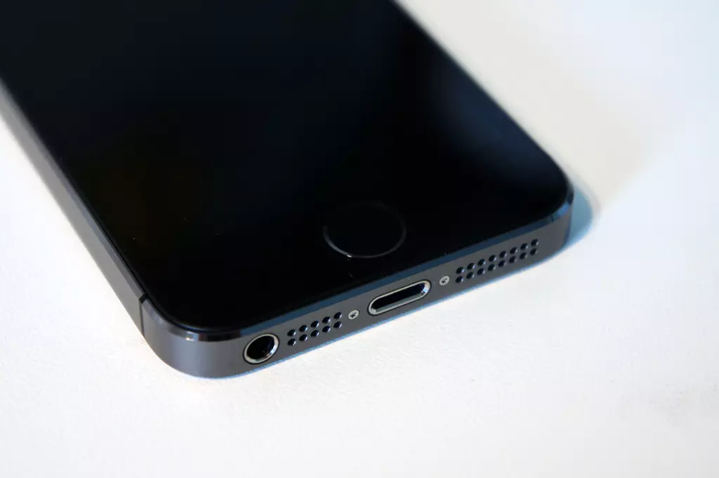 Semak iPhone 5S di iGuides.com