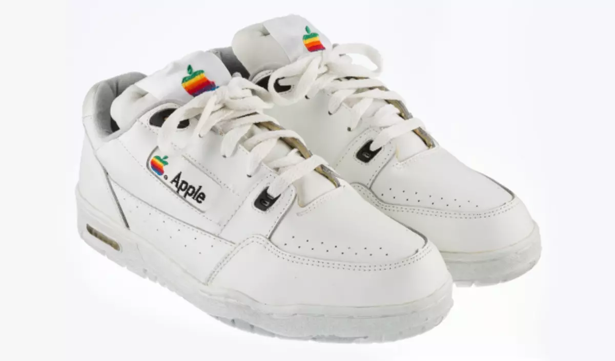 Στη δεκαετία του '90, η Apple έχει κυκλοφορήσει πάνινα παπούτσια. Τώρα πωλούνται στη δημοπρασία και είναι τρελά χρήματα. 5324_1