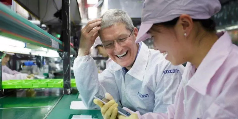 Tim Cook fil-fabbrika