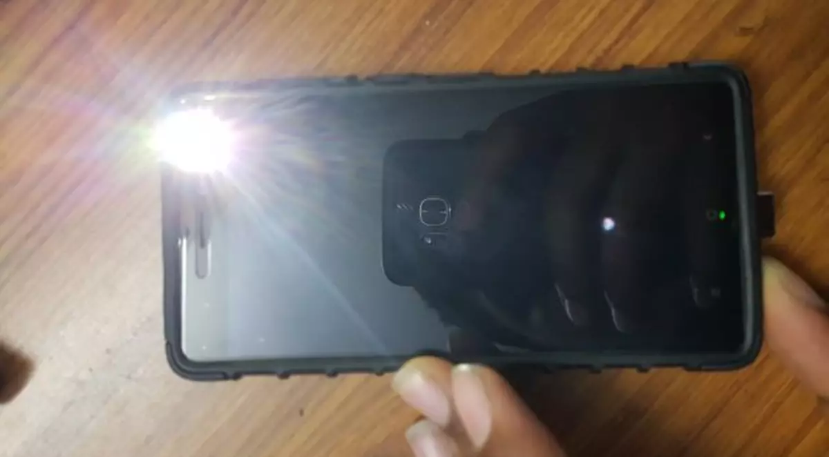 Kumaha carana nyieun lampu kilat kanggo kaméra hareupeun Smartphone 7363_3