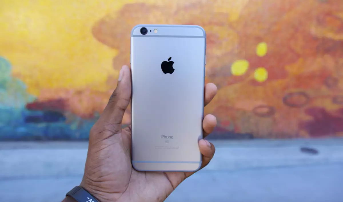 I-Apple ikhumbula cishe i-90 000 iphone 6s ngenxa yezinkinga ngamabhethri