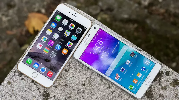 Samsung Galaksia Noto 4 kaj Apple iPhone 6 Plus