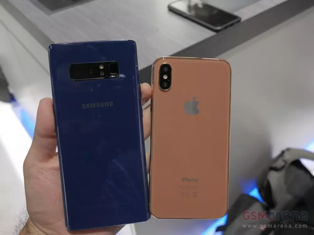 Pagtan-aw sa gawas sa Galaxy Note 8 ug iPhone 8 8017_2